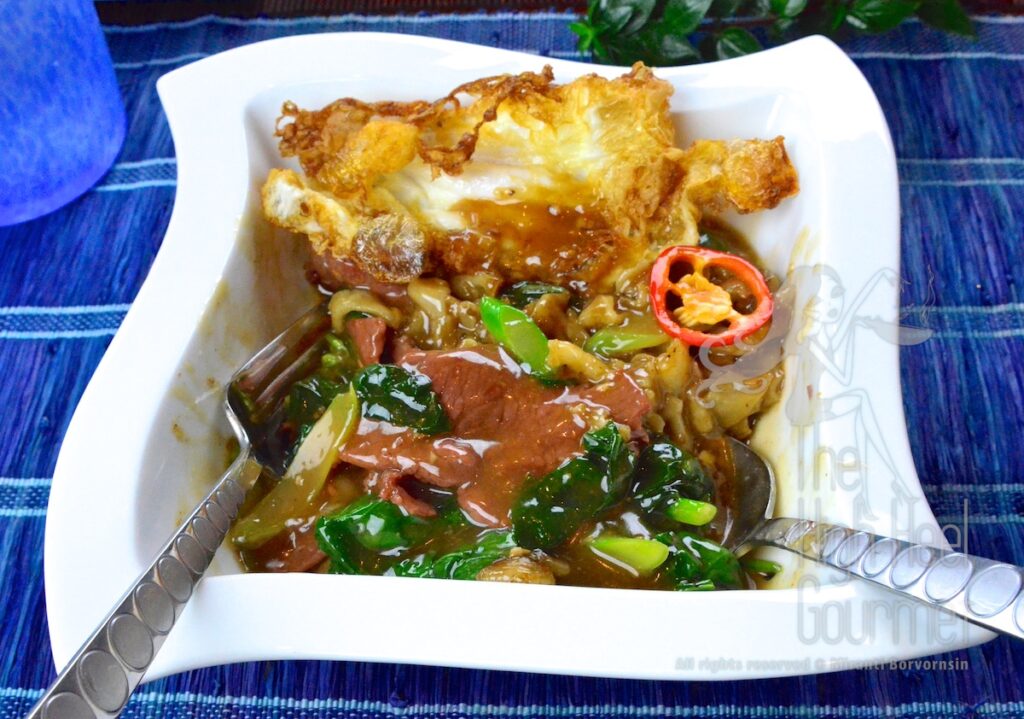 Authentic Thai Guay Tiew Rad Na, Noodles with Meat and Broccoli in ...